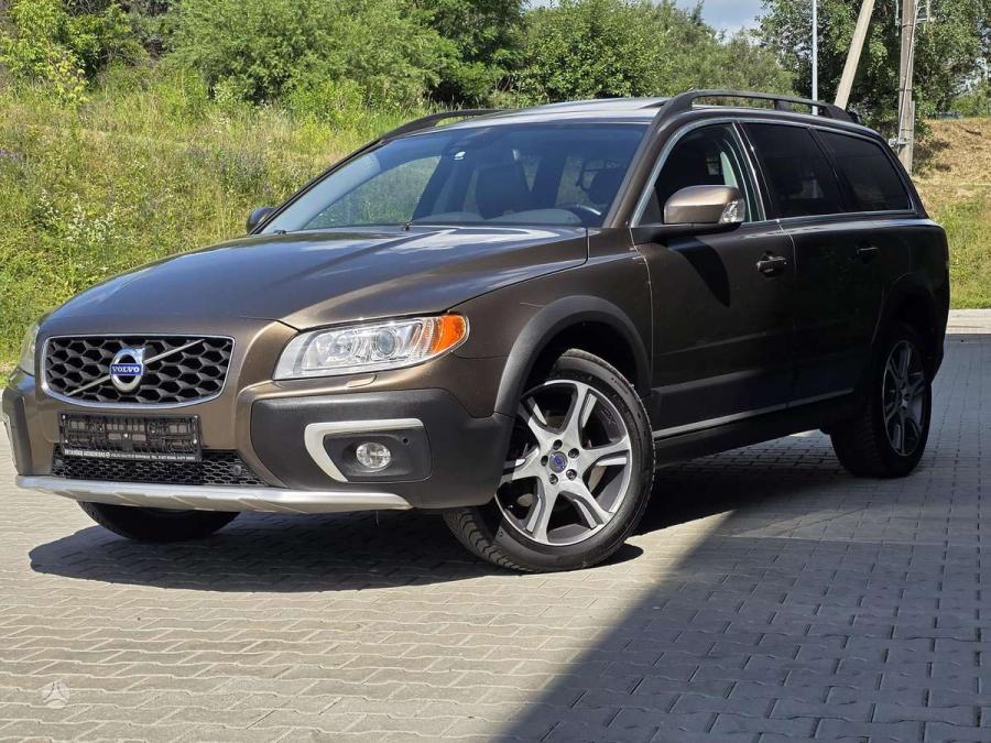 Brown Volvo XC70 2014 in Vilnius, with an engine capacity of 2.40 L and mileage of 234 thousand km for 14700 €, photo 4 on AUTOMOTO.COM.LV