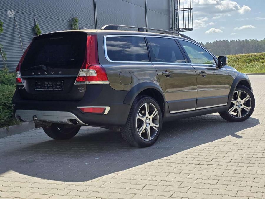 Brown Volvo XC70 2014 in Vilnius, with an engine capacity of 2.40 L and mileage of 234 thousand km for 14700 €, photo 6 on AUTOMOTO.COM.LV