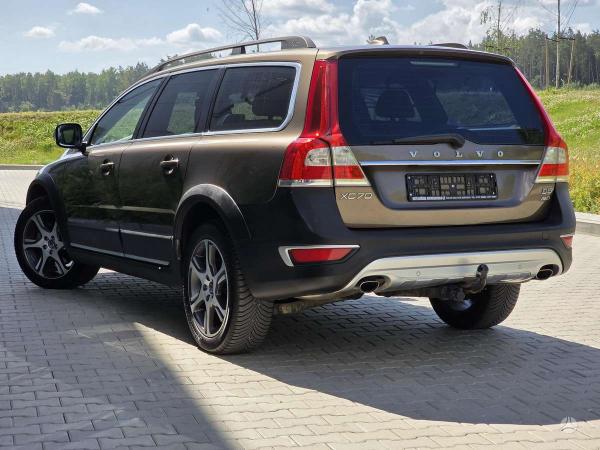 Brown Volvo XC70 2014 in Vilnius, with an engine capacity of 2.40 L and mileage of 234 thousand km for 14700 €, photo 7 on AUTOMOTO.COM.LV