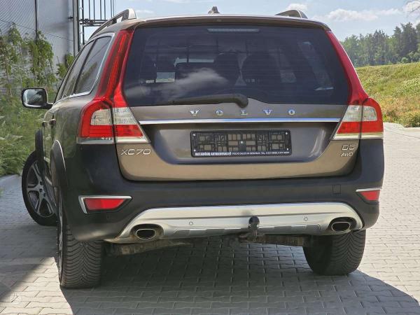Brown Volvo XC70 2014 in Vilnius, with an engine capacity of 2.40 L and mileage of 234 thousand km for 14700 €, photo 8 on AUTOMOTO.COM.LV