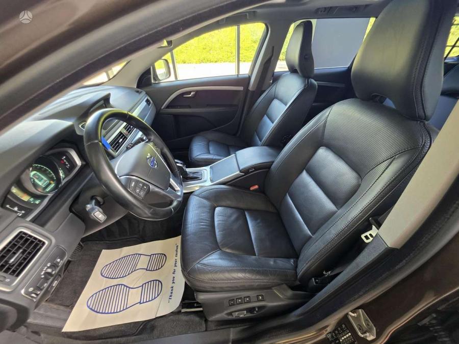 Brown Volvo XC70 2014 in Vilnius, with an engine capacity of 2.40 L and mileage of 234 thousand km for 14700 €, photo 10 on AUTOMOTO.COM.LV
