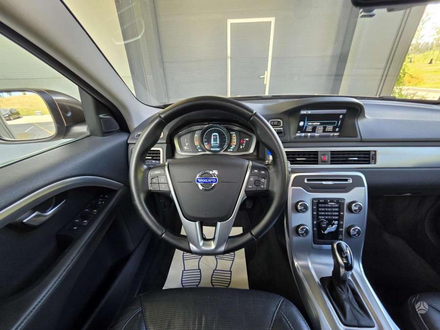 Brown Volvo XC70 2014 in Vilnius, with an engine capacity of 2.40 L and mileage of 234 thousand km for 14700 €, photo 12 on AUTOMOTO.COM.LV