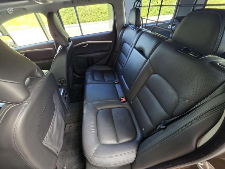 Brown Volvo XC70 2014 in Vilnius, with an engine capacity of 2.40 L and mileage of 234 thousand km for 14700 €, photo 24 on AUTOMOTO.COM.LV