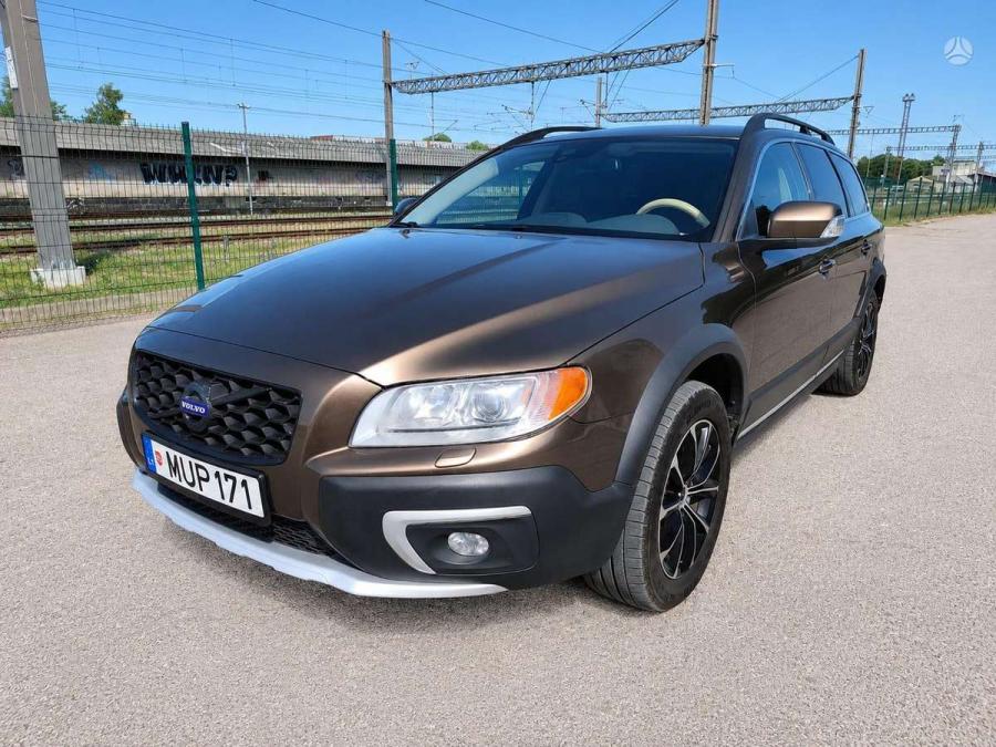 Brown Volvo XC70 2014 in Siauliai, with an engine capacity of 2.00 L and mileage of 339 thousand km for 8600 €, photo 1 on AUTOMOTO.COM.LV