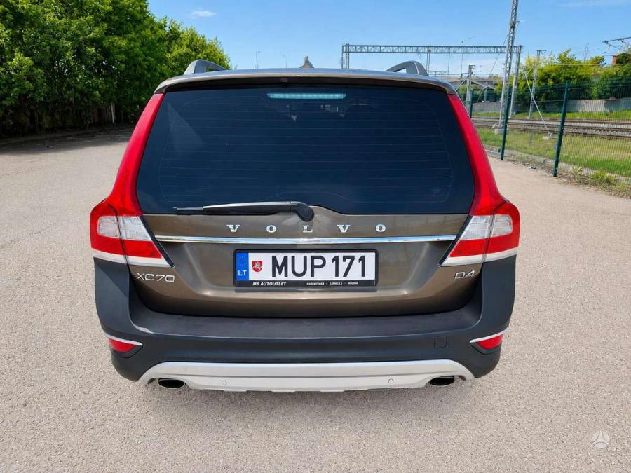 Brown Volvo XC70 2014 in Siauliai, with an engine capacity of 2.00 L and mileage of 339 thousand km for 8600 €, photo 6 on AUTOMOTO.COM.LV