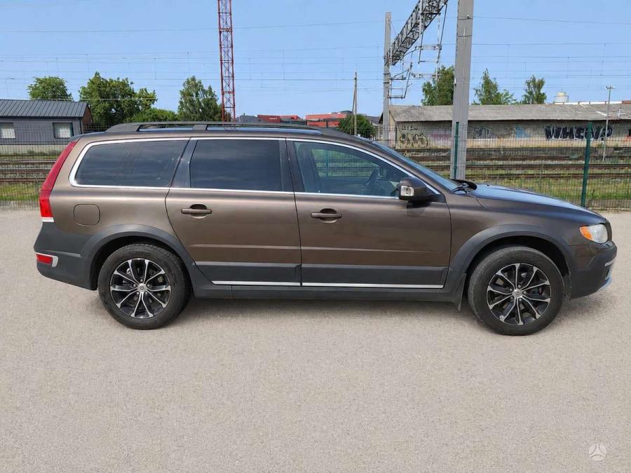 Brown Volvo XC70 2014 in Siauliai, with an engine capacity of 2.00 L and mileage of 339 thousand km for 8600 €, photo 8 on AUTOMOTO.COM.LV