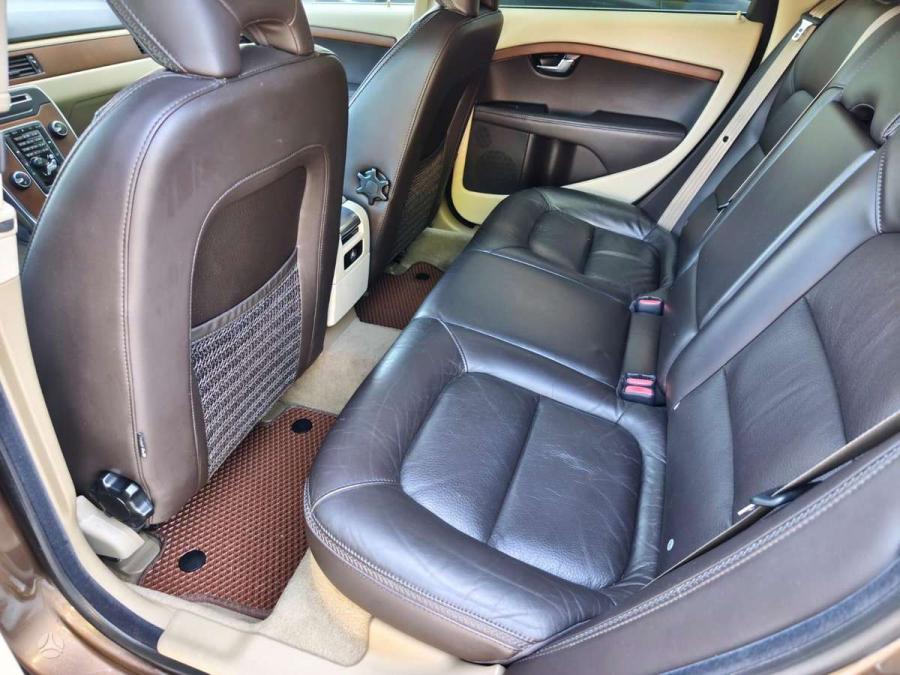 Brown Volvo XC70 2014 in Siauliai, with an engine capacity of 2.00 L and mileage of 339 thousand km for 8600 €, photo 15 on AUTOMOTO.COM.LV