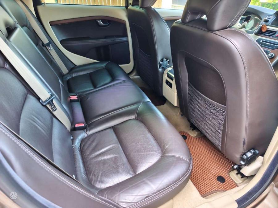 Brown Volvo XC70 2014 in Siauliai, with an engine capacity of 2.00 L and mileage of 339 thousand km for 8600 €, photo 16 on AUTOMOTO.COM.LV