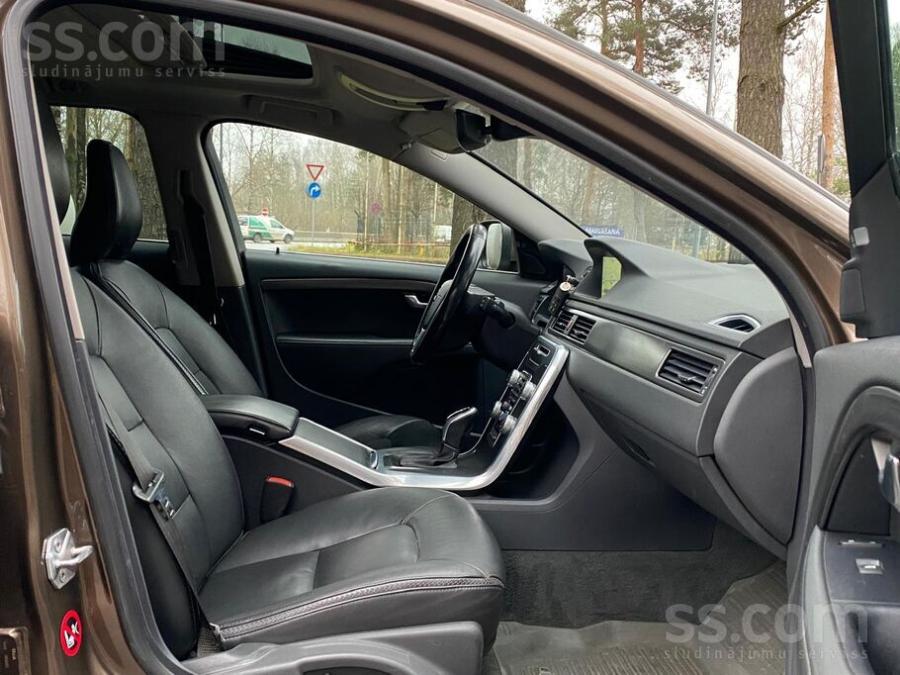 Brūns Volvo XC70 2015 Rīga, ar dzinēja tilpumu 2.40 L un nobraukumu 0 tūkst. km par 13400 €, foto 28 vietnē AUTOMOTO.COM.LV