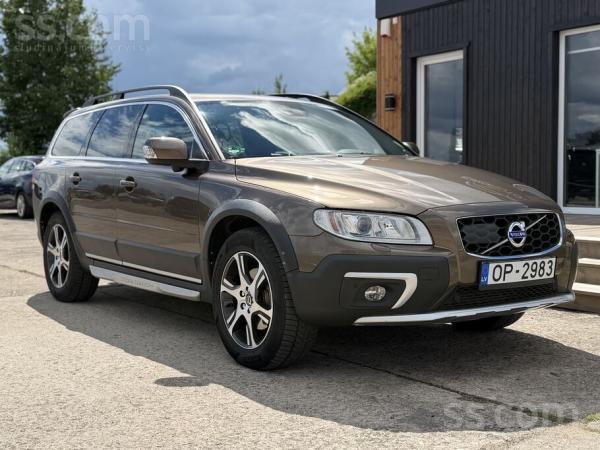 Brown Volvo XC70 2015 in Riga, with an engine capacity of 2.40 L and mileage of 214 thousand km for 14990 €, photo 1 on AUTOMOTO.COM.LV