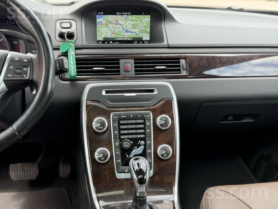 Brown Volvo XC70 2015 in Riga, with an engine capacity of 2.40 L and mileage of 214 thousand km for 14990 €, photo 13 on AUTOMOTO.COM.LV