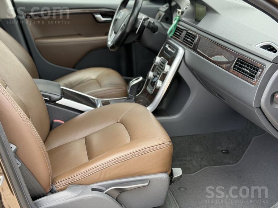 Brown Volvo XC70 2015 in Riga, with an engine capacity of 2.40 L and mileage of 214 thousand km for 14990 €, photo 17 on AUTOMOTO.COM.LV