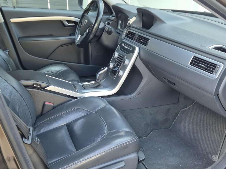 Brown Volvo XC70 2015 in Vilnius, with an engine capacity of 1.98 L and mileage of 257 thousand km for 9950 €, photo 9 on AUTOMOTO.COM.LV