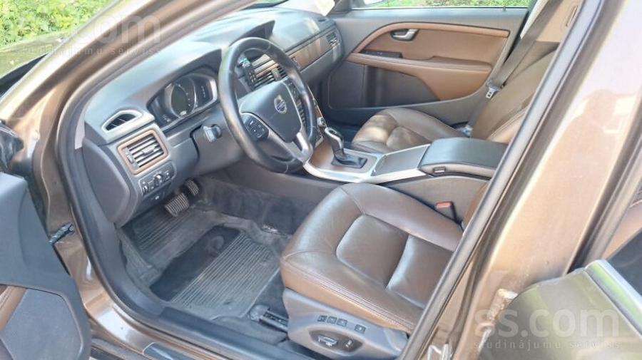 Brown Volvo XC70 2016 in Riga, with an engine capacity of 2.40 L and mileage of 318 thousand km for 10800 €, photo 9 on AUTOMOTO.COM.LV