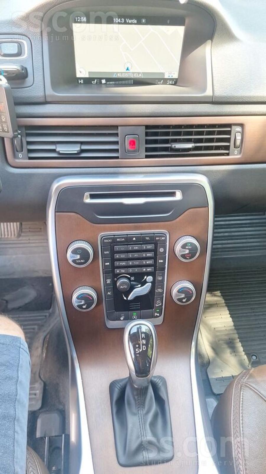 Brown Volvo XC70 2016 in Riga, with an engine capacity of 2.40 L and mileage of 318 thousand km for 10800 €, photo 13 on AUTOMOTO.COM.LV