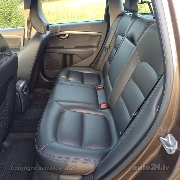 Brown Volvo XC70 2016 in Parnu, with an engine capacity of 2.40 L and mileage of 269 thousand km for 17900 €, photo 8 on AUTOMOTO.COM.LV