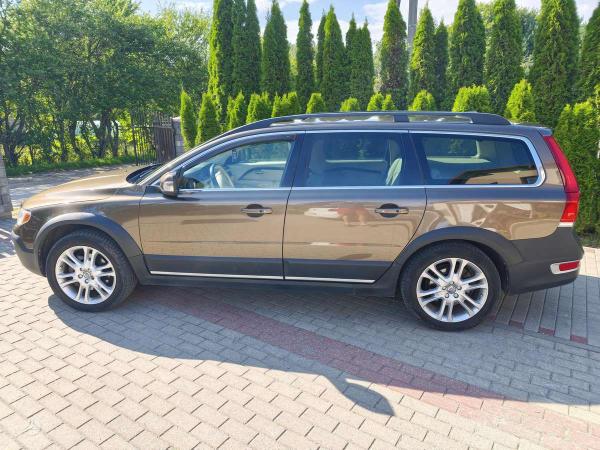 Volvo XC70 2016 in Vilnius on AUTOMOTO.COM.LV Brown Volvo XC70 2016 in Vilnius, with an engine capacity of 2.50 L and mileage of 177 thousand km for 13400 €, photo 5 on AUTOMOTO.COM.LV