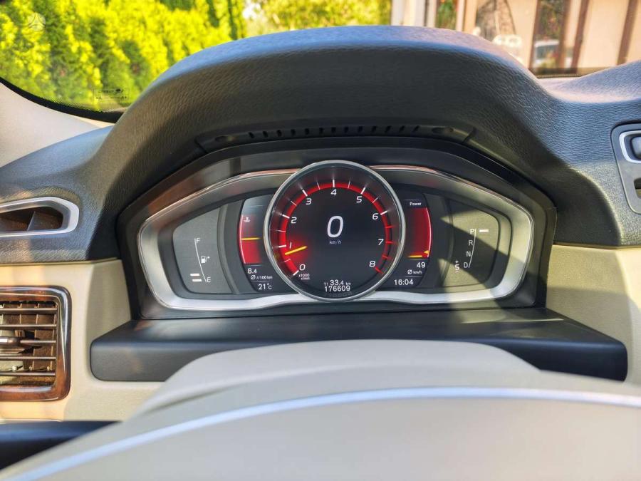 Brown Volvo XC70 2016 in Vilnius, with an engine capacity of 2.50 L and mileage of 177 thousand km for 13400 €, photo 10 on AUTOMOTO.COM.LV