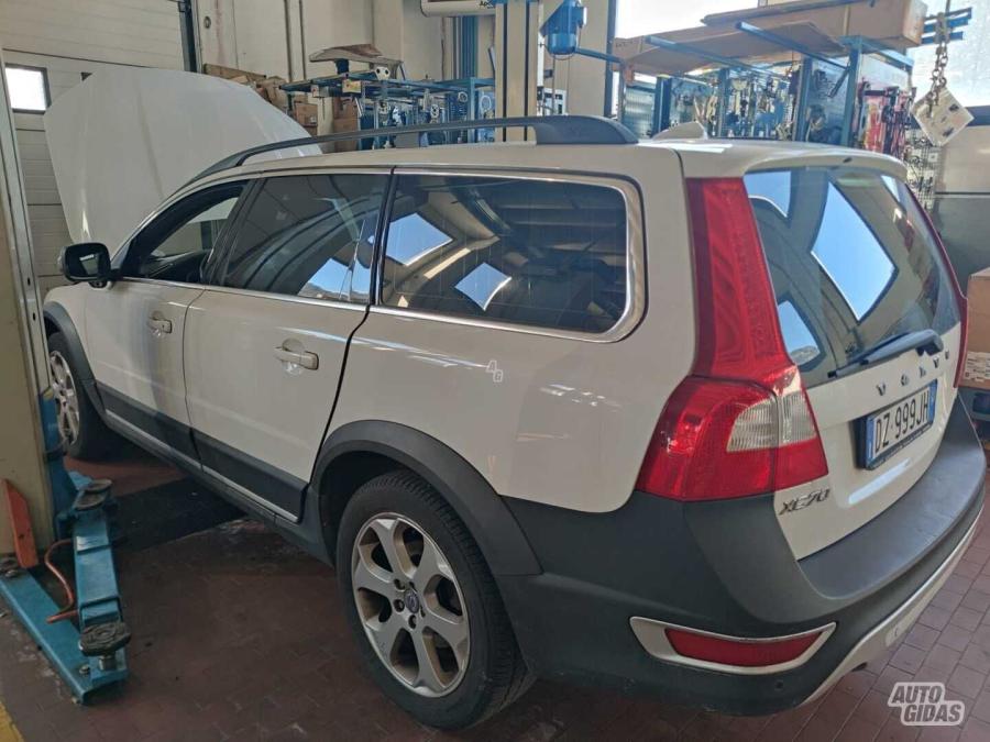 Volvo XC70 2009 in Kaunas, with an engine capacity of 2.40 L and mileage of 325 thousand km for 4190 €, photo 1 on AUTOMOTO.COM.LV
