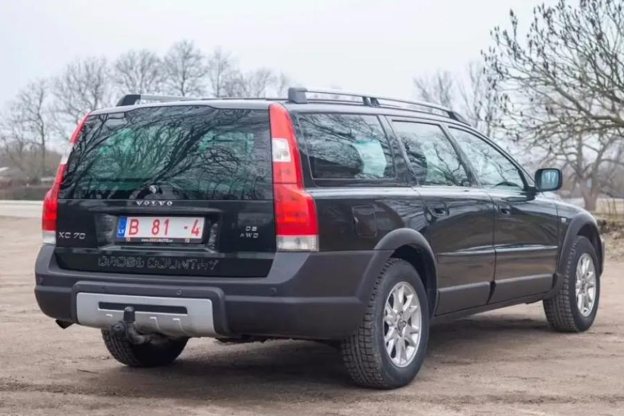 Green Volvo XC70 2005 in Grobiņa, with an engine capacity of 2.40 L and mileage of 370 thousand km for 4500 €, photo 7 on AUTOMOTO.COM.LV