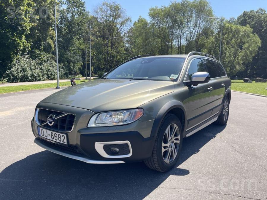 Green Volvo XC70 2012 in Riga, with an engine capacity of 2.40 L and mileage of 253 thousand km for 11000 €, photo 3 on AUTOMOTO.COM.LV