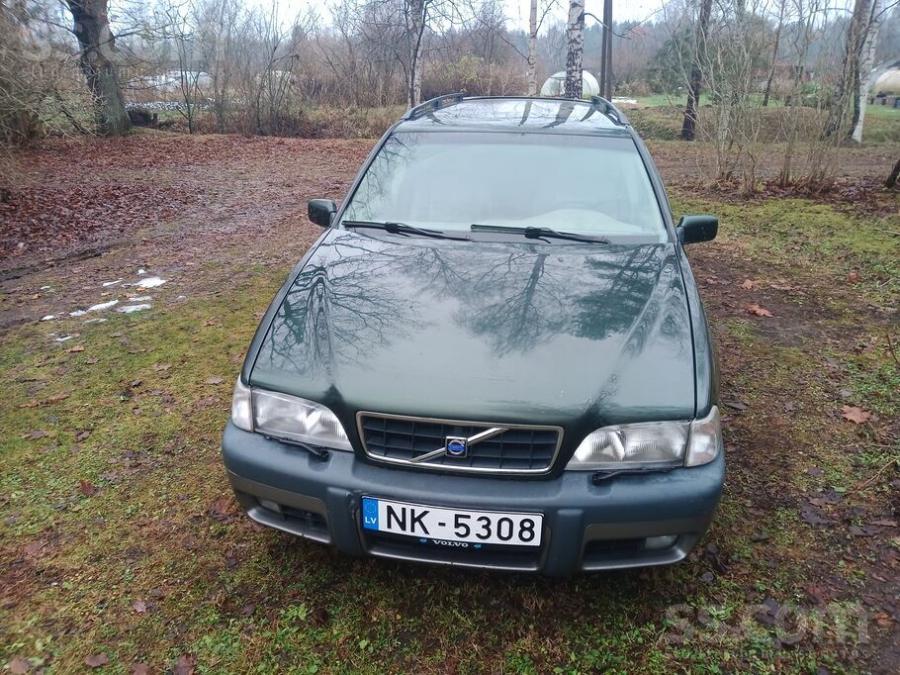 Green Volvo XC70 1999 in Jelgava, with an engine capacity of 2.40 L and mileage of 416 thousand km for 1500 €, photo 1 on AUTOMOTO.COM.LV