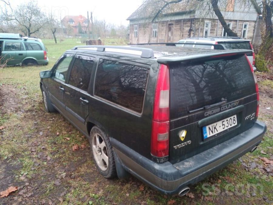 Green Volvo XC70 1999 in Jelgava, with an engine capacity of 2.40 L and mileage of 416 thousand km for 1500 €, photo 3 on AUTOMOTO.COM.LV