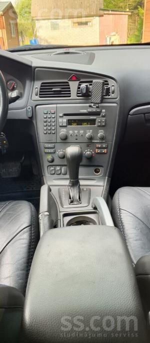 Green Volvo XC70 2001 in Riga, with an engine capacity of 2.40 L and mileage of 338 thousand km for 2300 €, photo 8 on AUTOMOTO.COM.LV