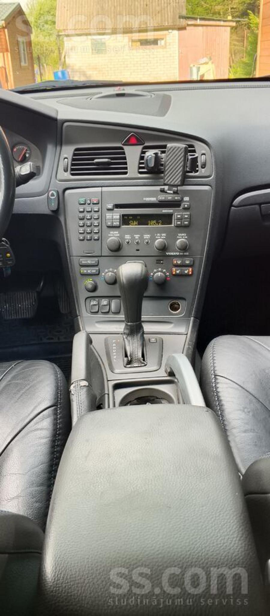 Green Volvo XC70 2001 in Riga, with an engine capacity of 2.40 L and mileage of 338 thousand km for 2300 €, photo 8 on AUTOMOTO.COM.LV