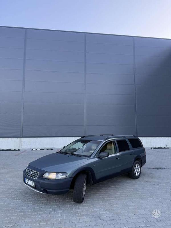 Green Volvo XC70 2003 in Siauliai, with an engine capacity of 2.40 L and mileage of 350 thousand km for 2250 €, photo 2 on AUTOMOTO.COM.LV