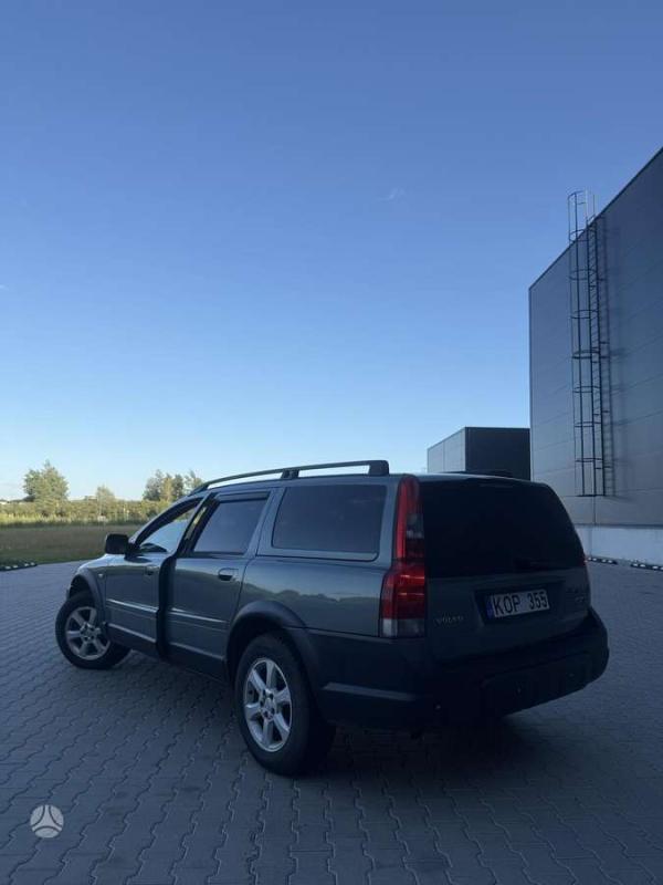 Green Volvo XC70 2003 in Siauliai, with an engine capacity of 2.40 L and mileage of 350 thousand km for 2250 €, photo 3 on AUTOMOTO.COM.LV
