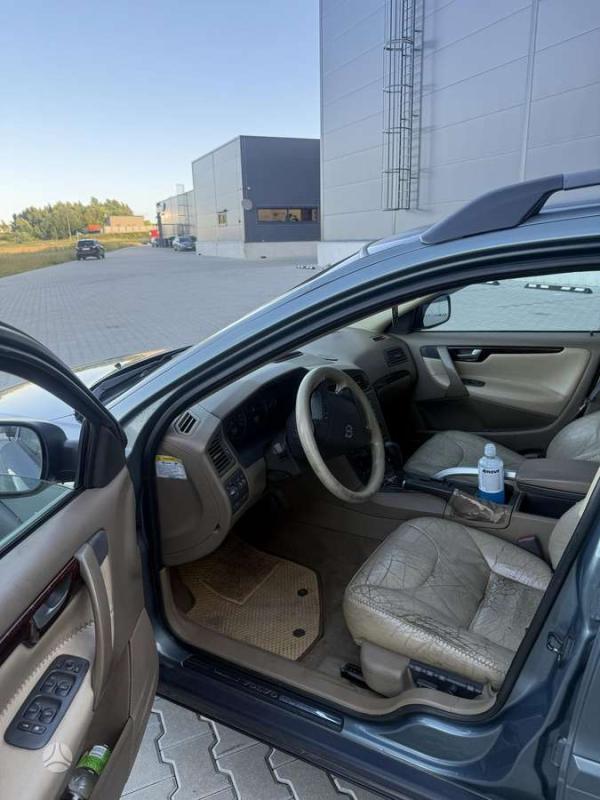 Green Volvo XC70 2003 in Siauliai, with an engine capacity of 2.40 L and mileage of 350 thousand km for 2250 €, photo 6 on AUTOMOTO.COM.LV