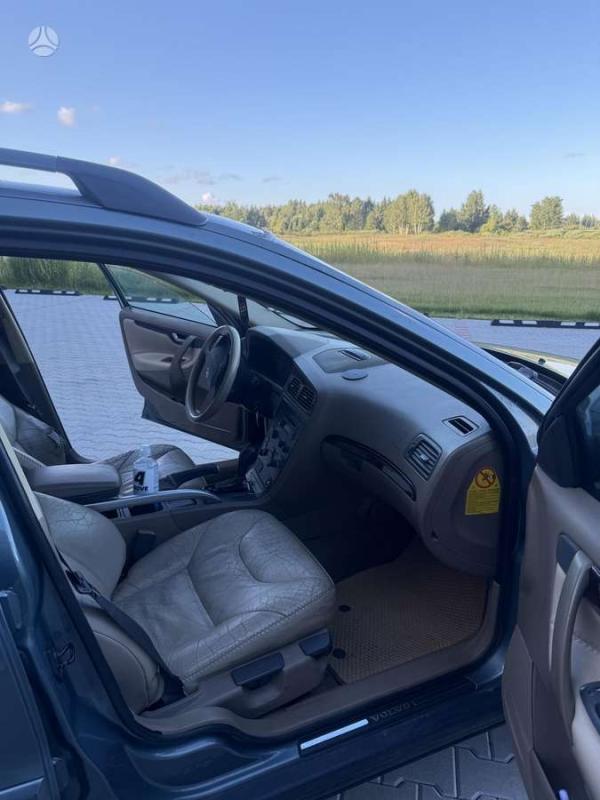 Green Volvo XC70 2003 in Siauliai, with an engine capacity of 2.40 L and mileage of 350 thousand km for 2250 €, photo 7 on AUTOMOTO.COM.LV