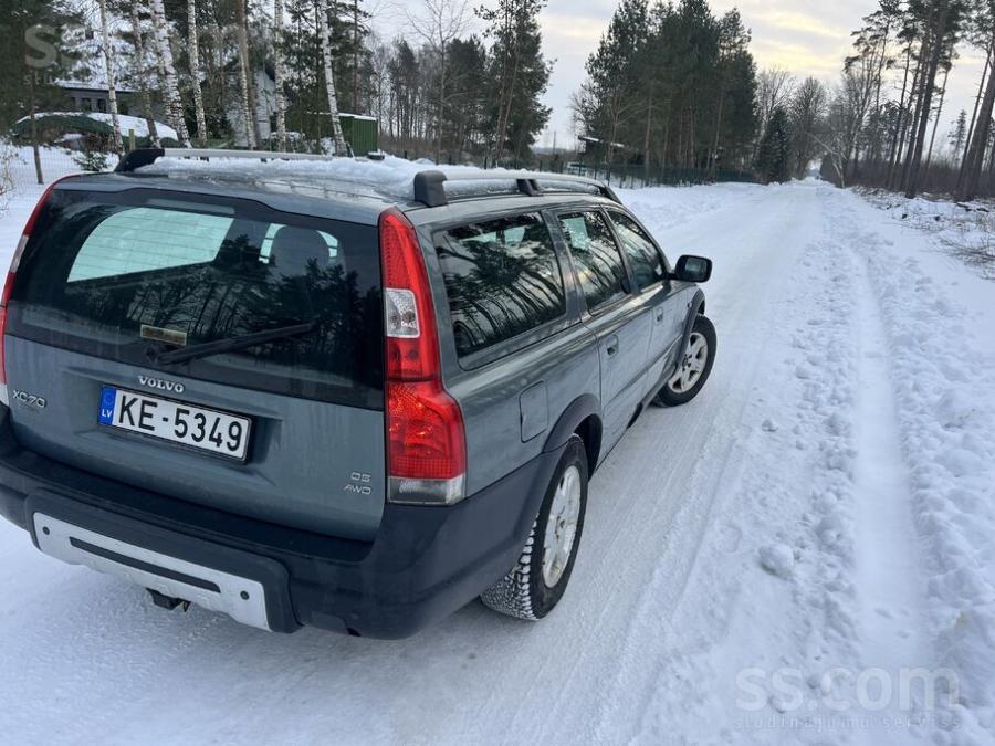 Green Volvo XC70 2004 in Riga, with an engine capacity of 2.40 L and mileage of 345 thousand km for 2900 €, photo 4 on AUTOMOTO.COM.LV