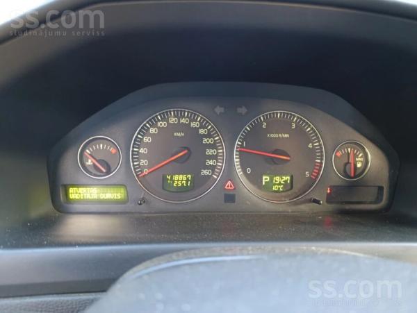 Green Volvo XC70 2004 in Cesis, with an engine capacity of 2.40 L and mileage of 419 thousand km for 2200 €, photo 4 on AUTOMOTO.COM.LV