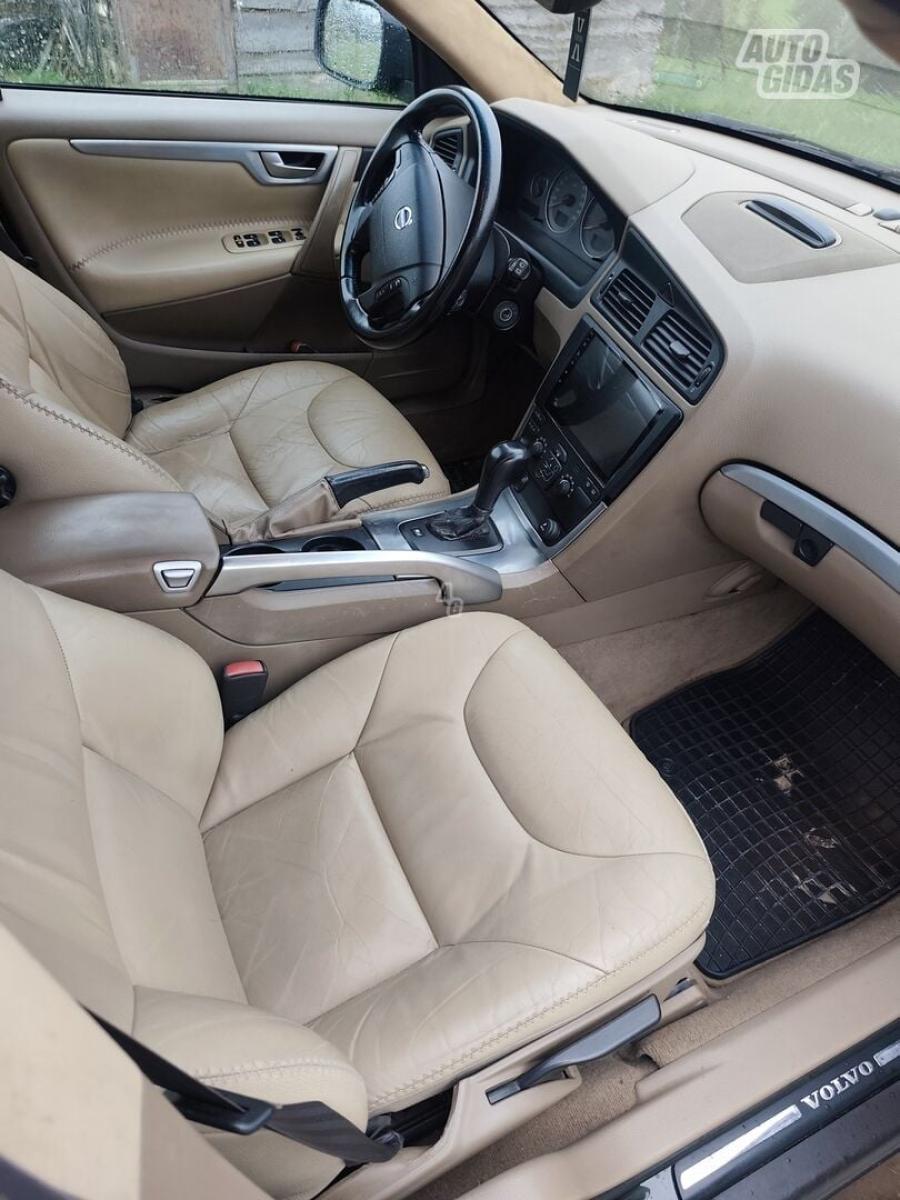 Green Volvo XC70 2005 in Trakai, with an engine capacity of 2.40 L and mileage of 386 thousand km for 2500 €, photo 7 on AUTOMOTO.COM.LV