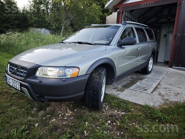 Green Volvo XC70 2005 in Riga, with an engine capacity of 2.40 L and mileage of 339 thousand km for 4850 €, photo 2 on AUTOMOTO.COM.LV