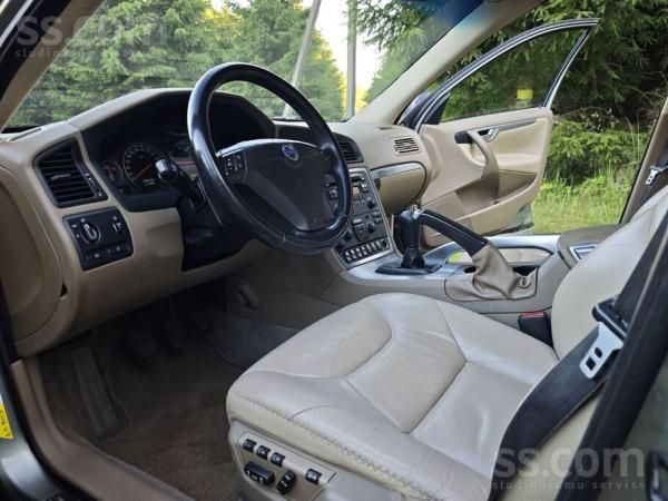 Green Volvo XC70 2005 in Riga, with an engine capacity of 2.40 L and mileage of 339 thousand km for 4850 €, photo 5 on AUTOMOTO.COM.LV