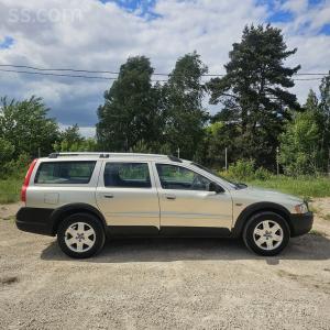 Green Volvo XC70 2005 in Riga, with an engine capacity of 2.50 L and mileage of 275 thousand km for 3990 €, photo 8 on AUTOMOTO.COM.LV