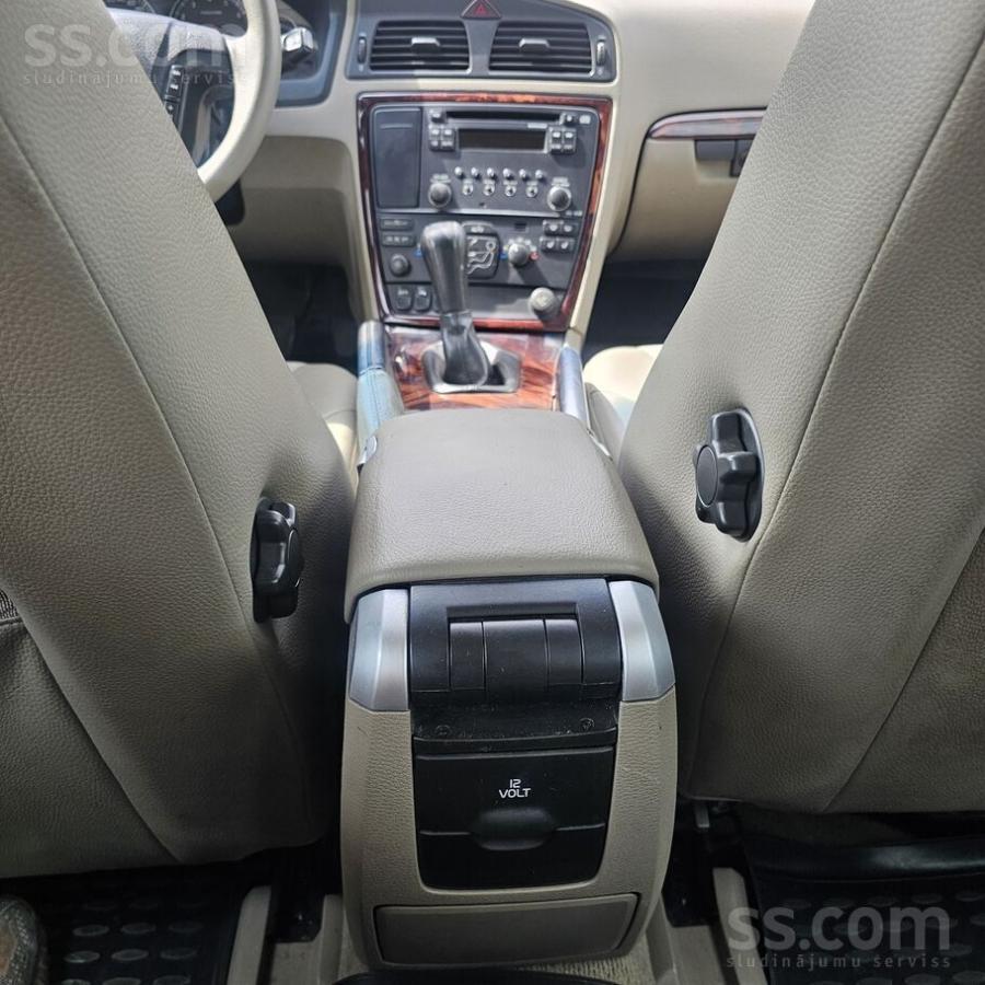 Green Volvo XC70 2005 in Riga, with an engine capacity of 2.50 L and mileage of 275 thousand km for 3990 €, photo 12 on AUTOMOTO.COM.LV