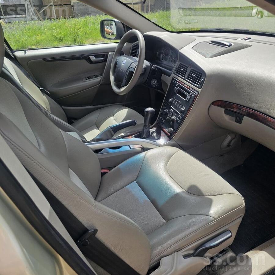Green Volvo XC70 2005 in Riga, with an engine capacity of 2.50 L and mileage of 275 thousand km for 3990 €, photo 13 on AUTOMOTO.COM.LV