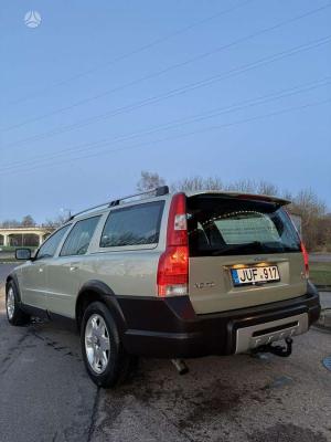 Green Volvo XC70 2006 in Vilnius, with an engine capacity of 2.40 L and mileage of 440 thousand km for 1799 €, photo 5 on AUTOMOTO.COM.LV