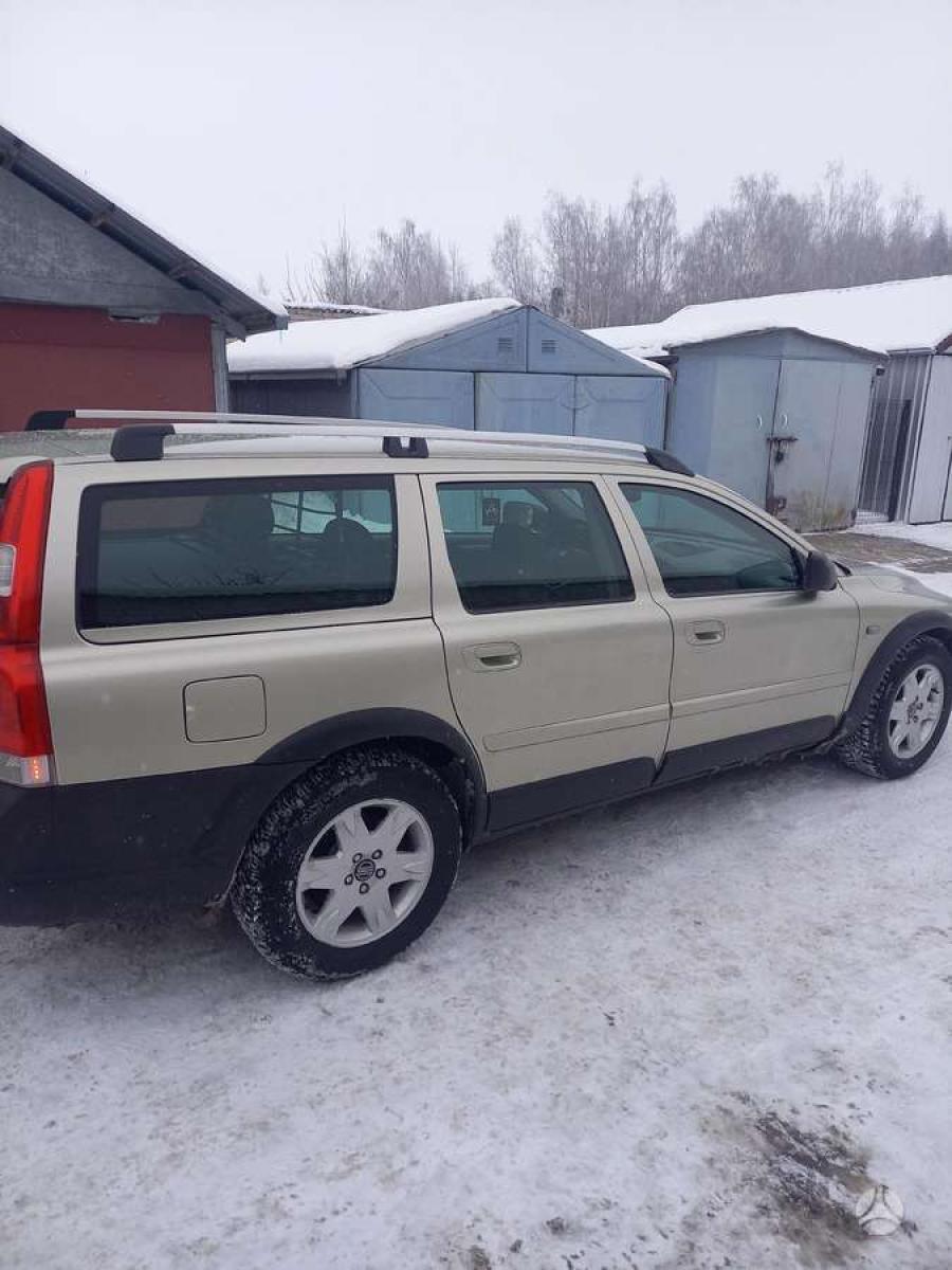Green Volvo XC70 2006 in Kaunas, with an engine capacity of 2.40 L and mileage of 440 thousand km for 3200 €, photo 3 on AUTOMOTO.COM.LV