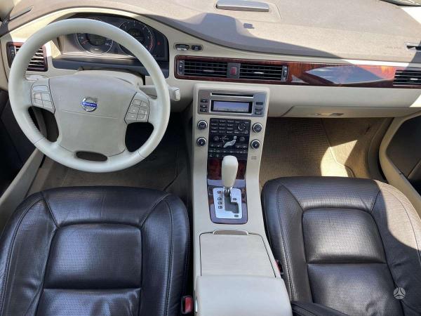 Green Volvo XC70 2007 in Vilnius, with an engine capacity of 2.40 L and mileage of 349 thousand km for 5950 €, photo 8 on AUTOMOTO.COM.LV