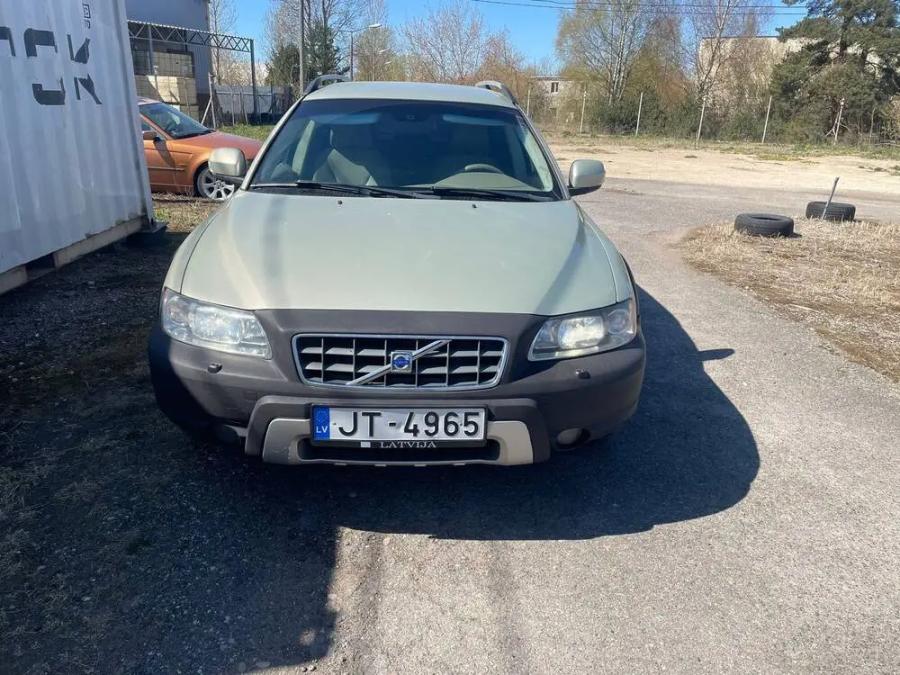 Green Volvo XC70 2007 in Riga, with an engine capacity of 2.40 L and mileage of 363 thousand km for 3999 €, photo 4 on AUTOMOTO.COM.LV