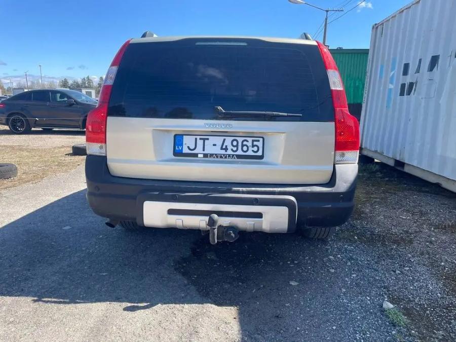 Green Volvo XC70 2007 in Riga, with an engine capacity of 2.40 L and mileage of 363 thousand km for 3999 €, photo 9 on AUTOMOTO.COM.LV