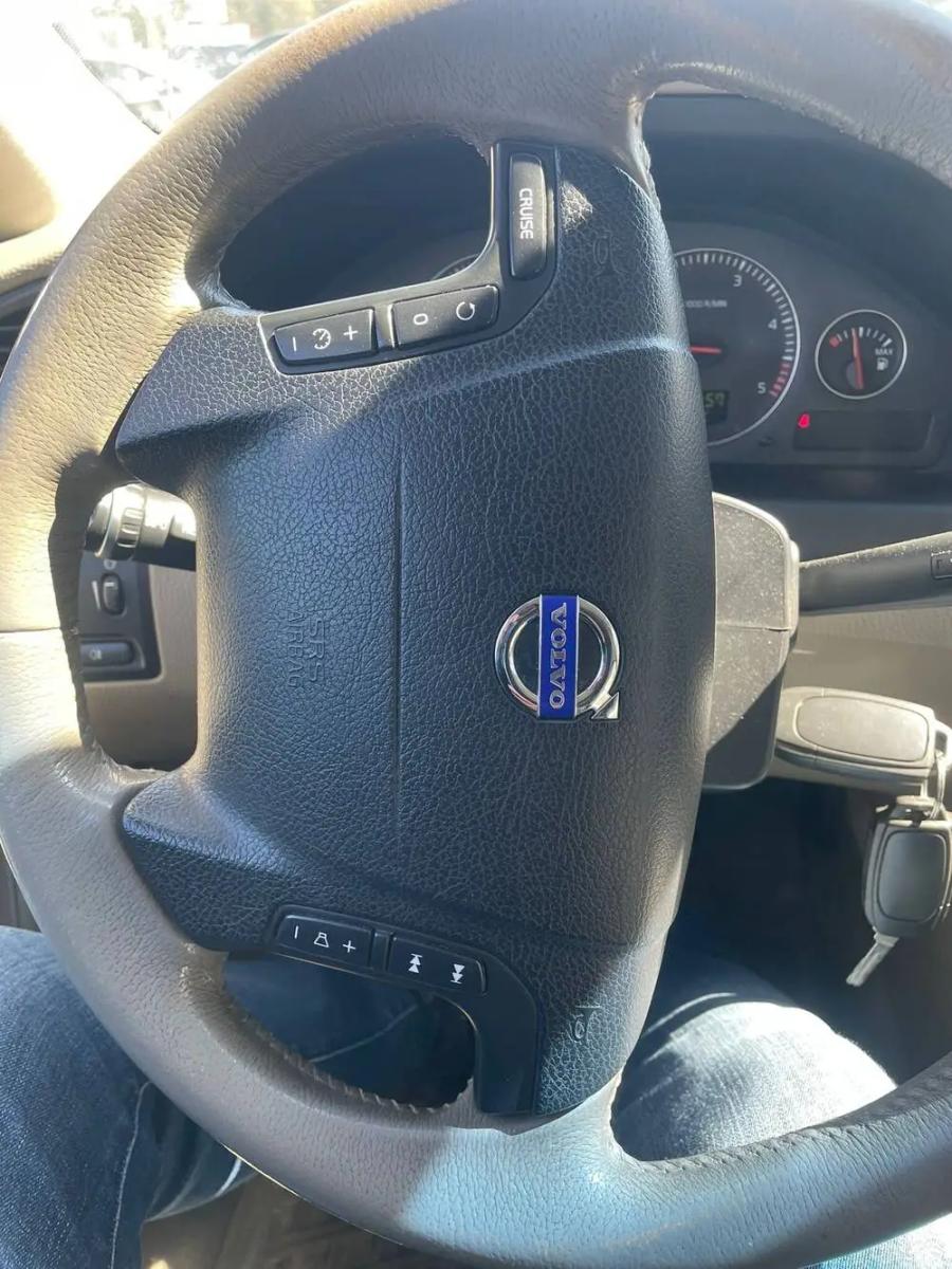 Green Volvo XC70 2007 in Riga, with an engine capacity of 2.40 L and mileage of 363 thousand km for 3999 €, photo 13 on AUTOMOTO.COM.LV