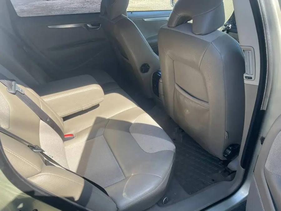 Green Volvo XC70 2007 in Riga, with an engine capacity of 2.40 L and mileage of 363 thousand km for 3999 €, photo 15 on AUTOMOTO.COM.LV