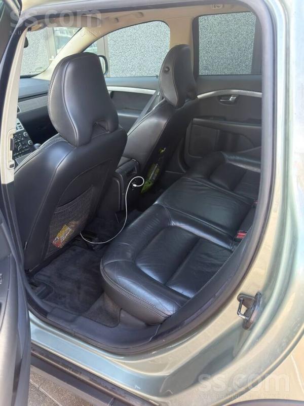 Green Volvo XC70 2007 in Riga, with an engine capacity of 2.40 L and mileage of 0 thousand km for 4800 €, photo 8 on AUTOMOTO.COM.LV