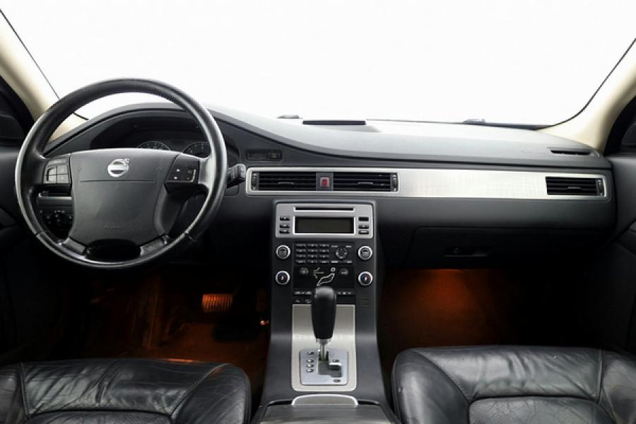 Green Volvo XC70 2007 in Tallinn, with an engine capacity of 2.40 L and mileage of 318 thousand km for 3199 €, photo 6 on AUTOMOTO.COM.LV